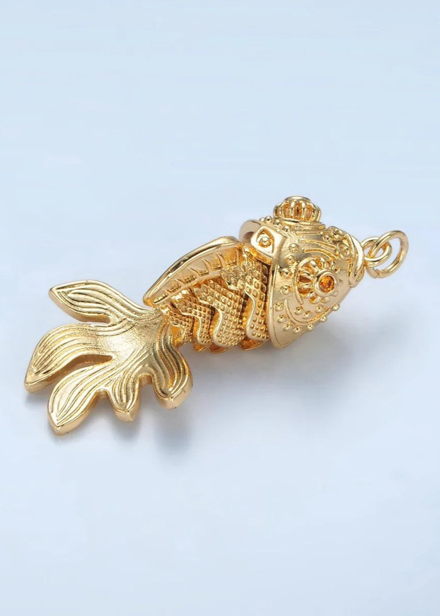 ARTICULATED GOLD FISH CHARM – Interwoven